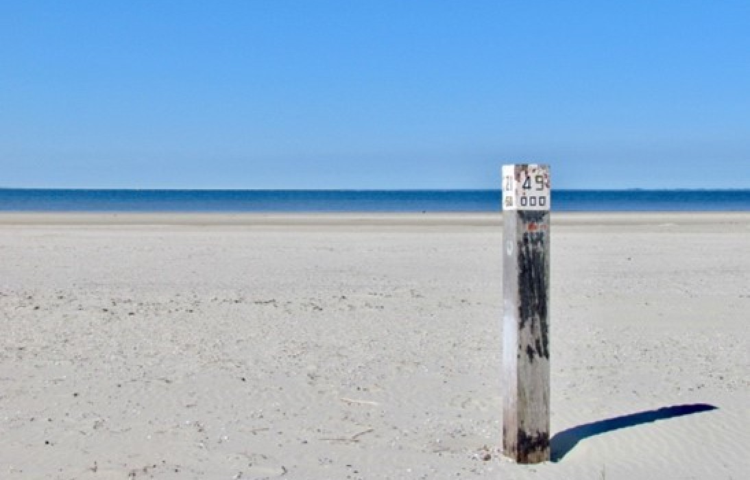 Bijzondere strandpalen langs Streekpad WaddenWandelen - Wandelnet