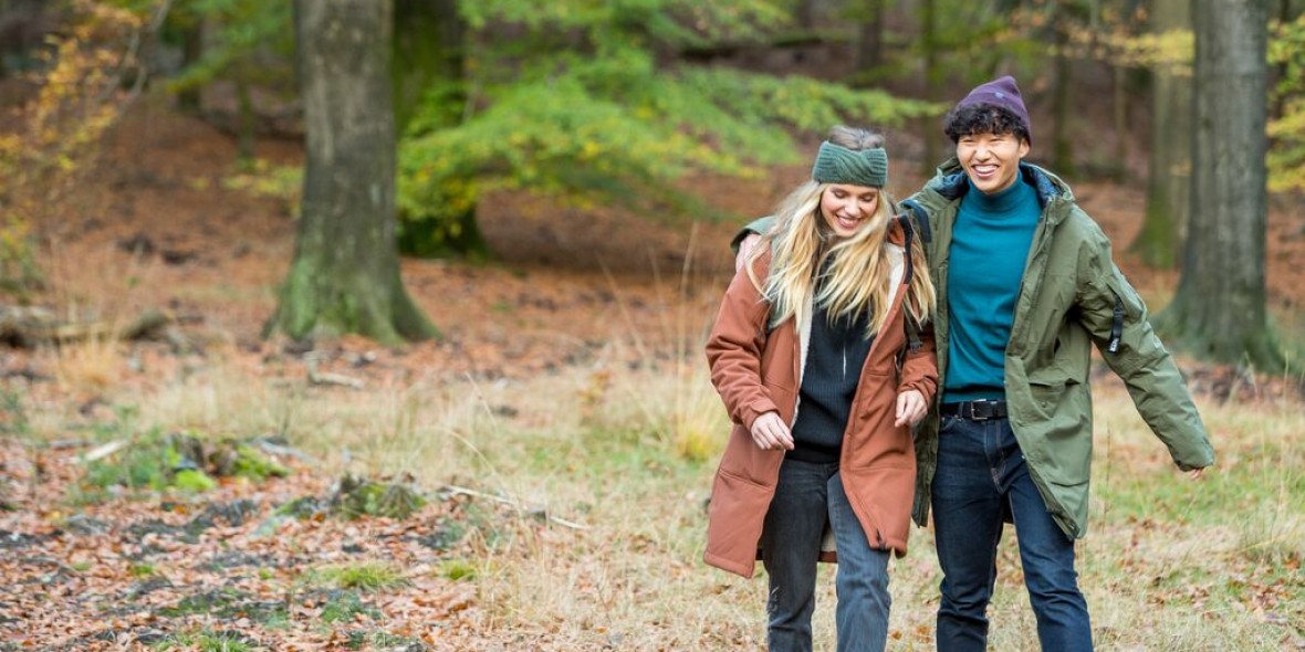 Wandelende jongeren zoeken zen-momentje in de natuur - Wandelnet