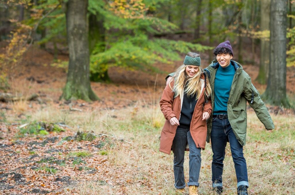 Wandelende jongeren zoeken zen-momentje in de natuur - Wandelnet